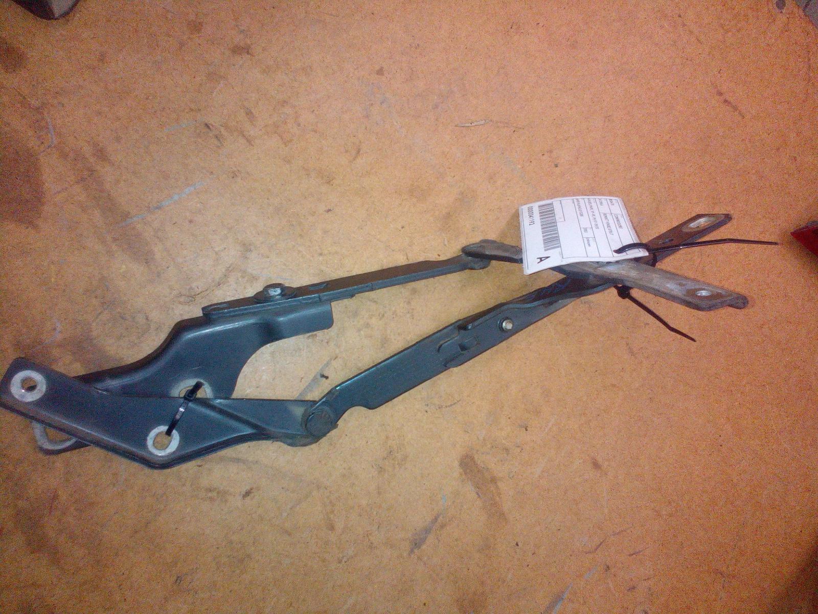 Bonnet Hinge/Strut Commodore Holden 2002